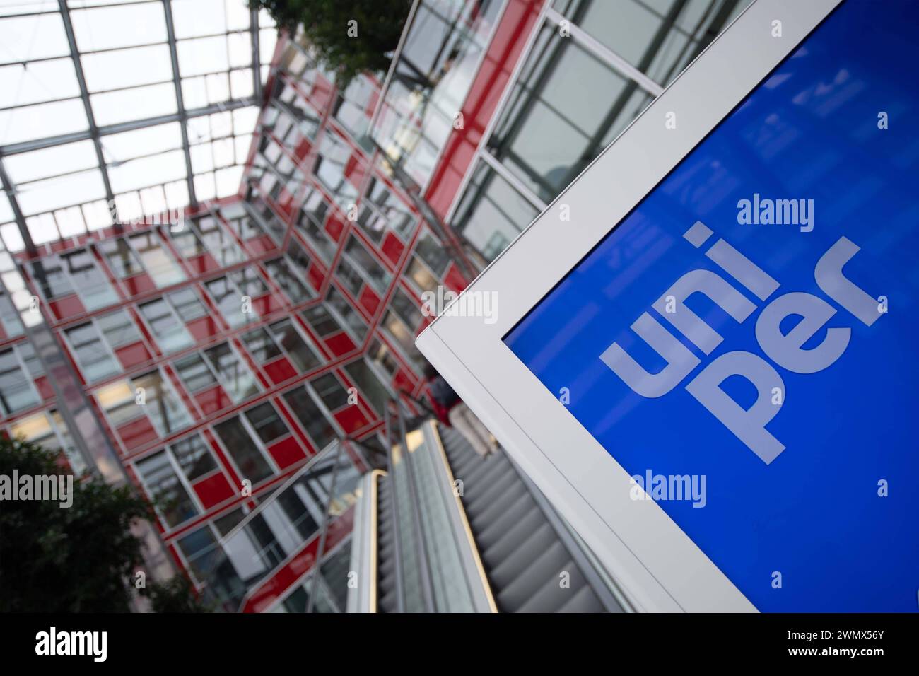 Die Konzernzentrale der Uniper in Duesseldorf, Firmenlogo, allgemein ...