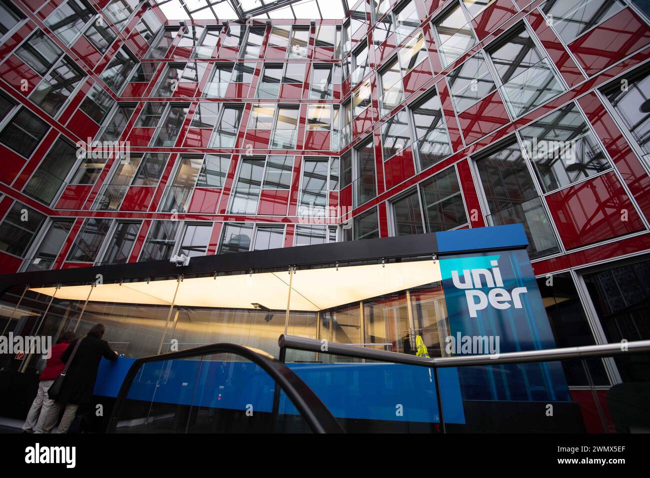 Die Konzernzentrale der Uniper in Duesseldorf, Firmenlogo, allgemein ...