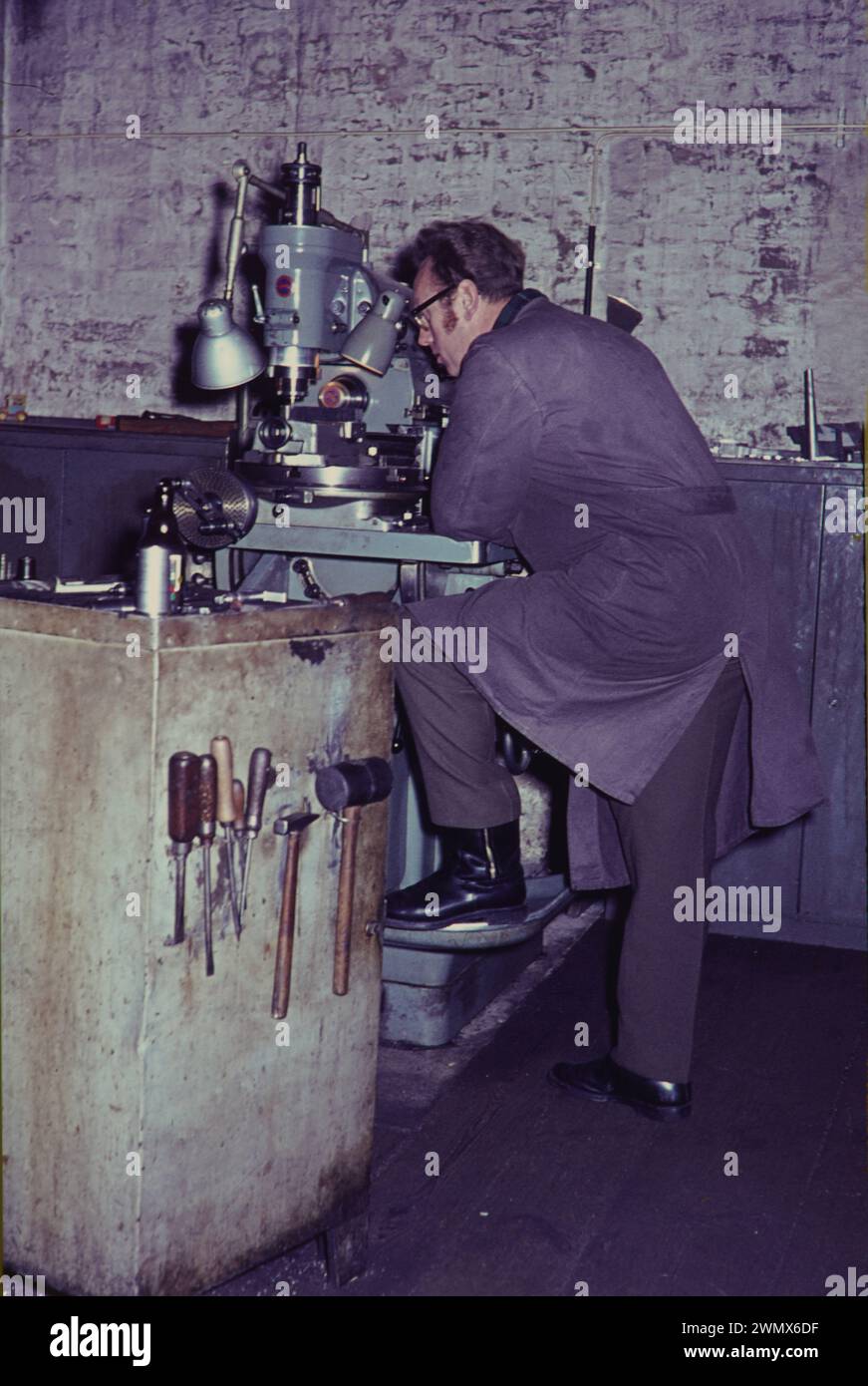 Berlin GER, 20240101, Aufnahme ca.,1966, Arbeiter an einer Maschine ...