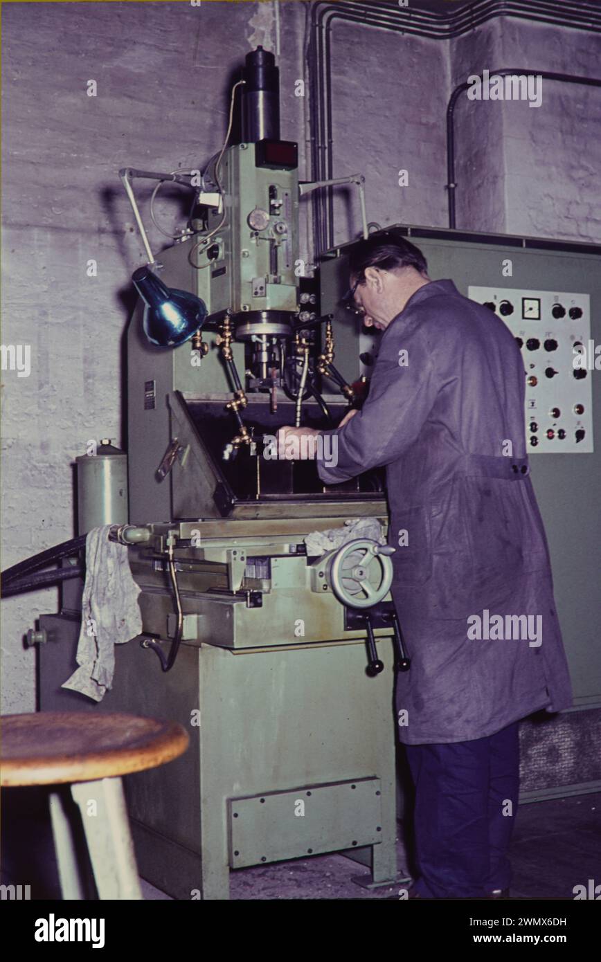 Berlin GER, 20240101, Aufnahme ca.,1966, Arbeiter an einer Maschine ...