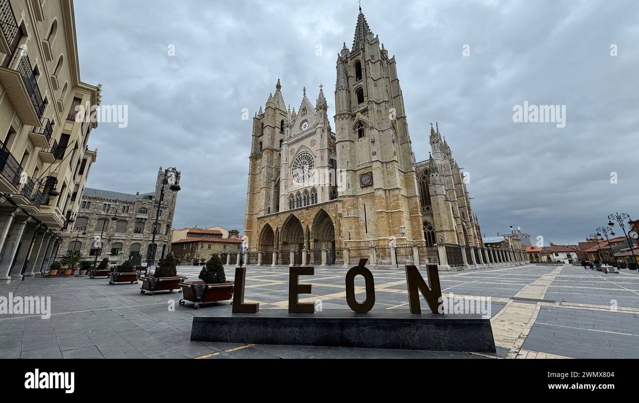 Facade of the Leon Cathedral Stock Photo - Alamy