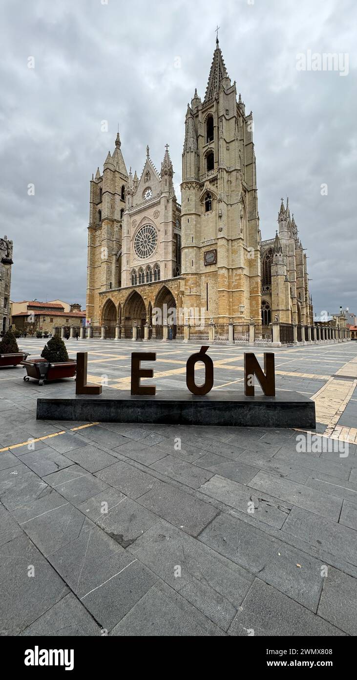 Facade of the Leon Cathedral Stock Photo - Alamy