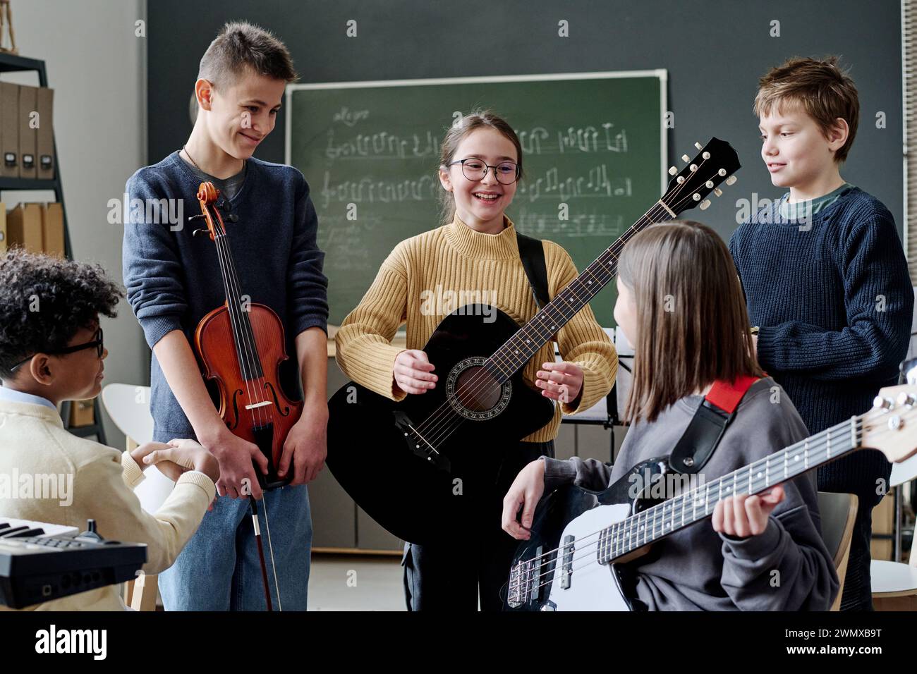 African teen girl guitar hi-res stock photography and images - Alamy