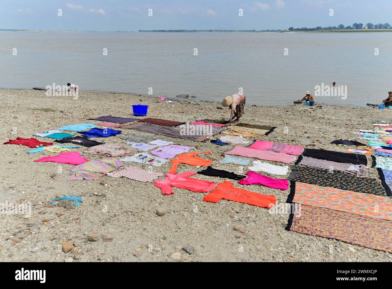 Washing clothes in the Irrawaddy, Myanmar Stock Photo - Alamy