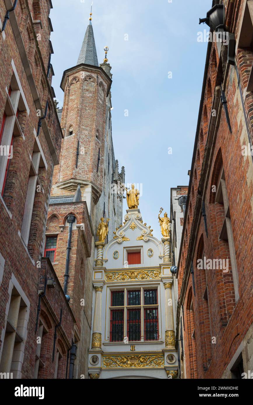 Alley in the historic centre with traditional Flemish architecture ...