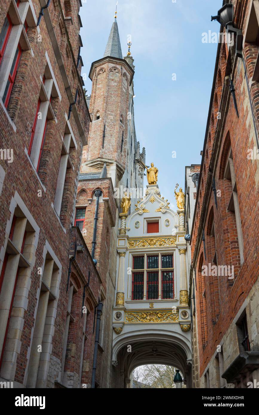 Alley in the historic centre with traditional Flemish architecture ...