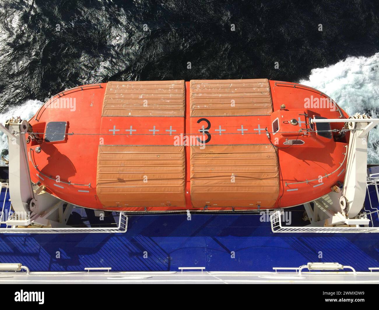 Cruise ship life boat lifeboat hi-res stock photography and images - Alamy