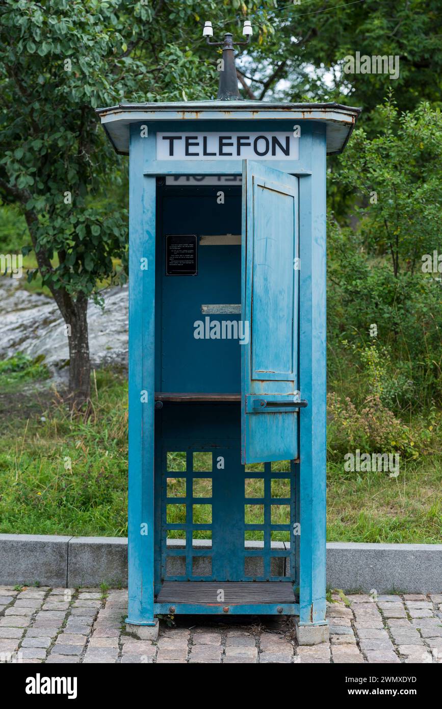 Old telephone box, communication, analogue, landline, technology ...