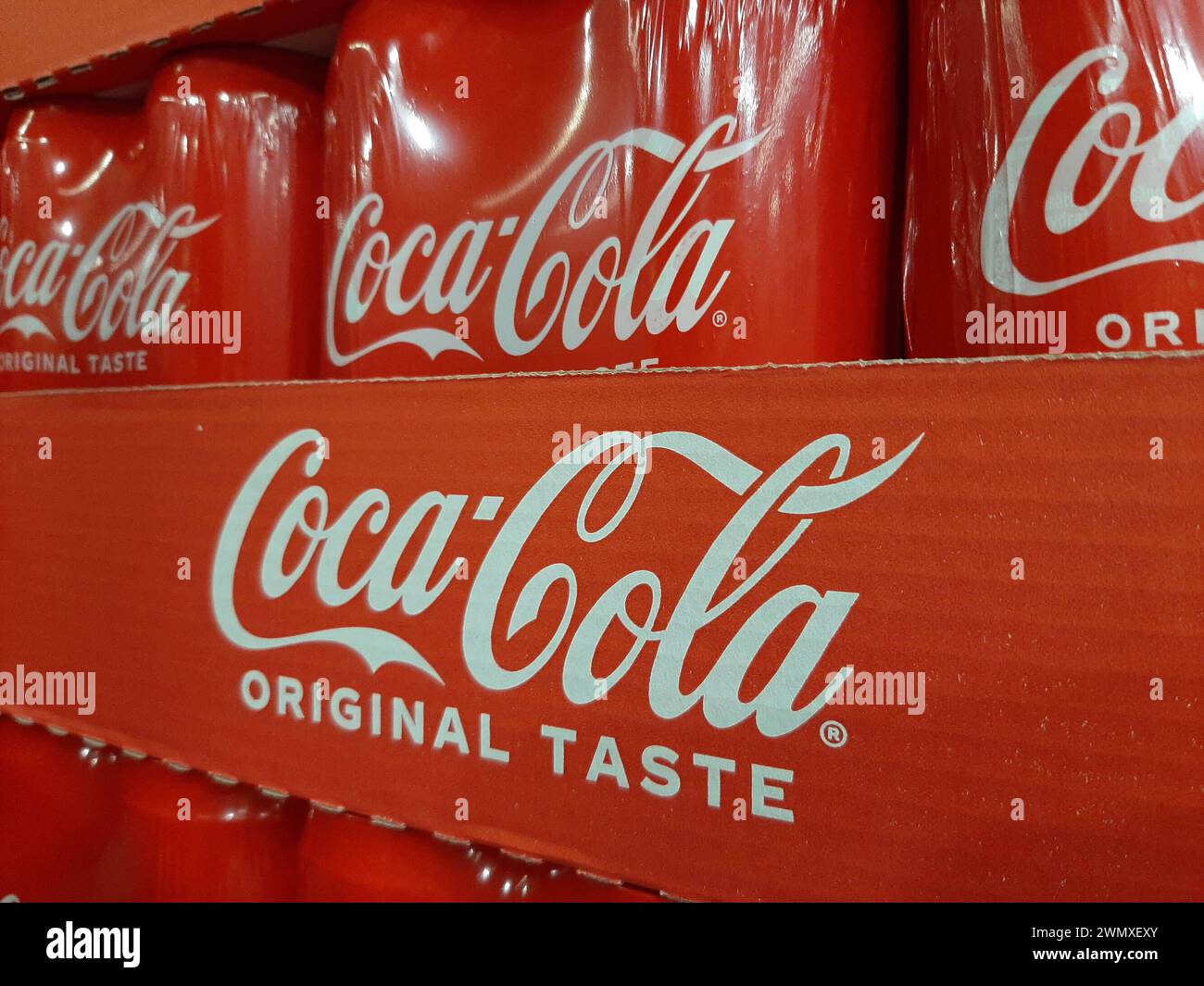 Dosen coca cola hi-res stock photography and images - Alamy