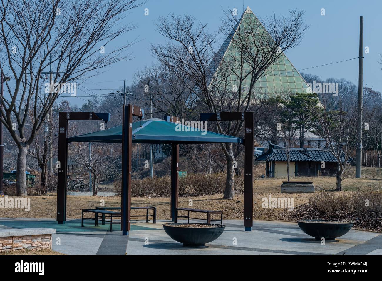 Triangular building hi-res stock photography and images - Alamy