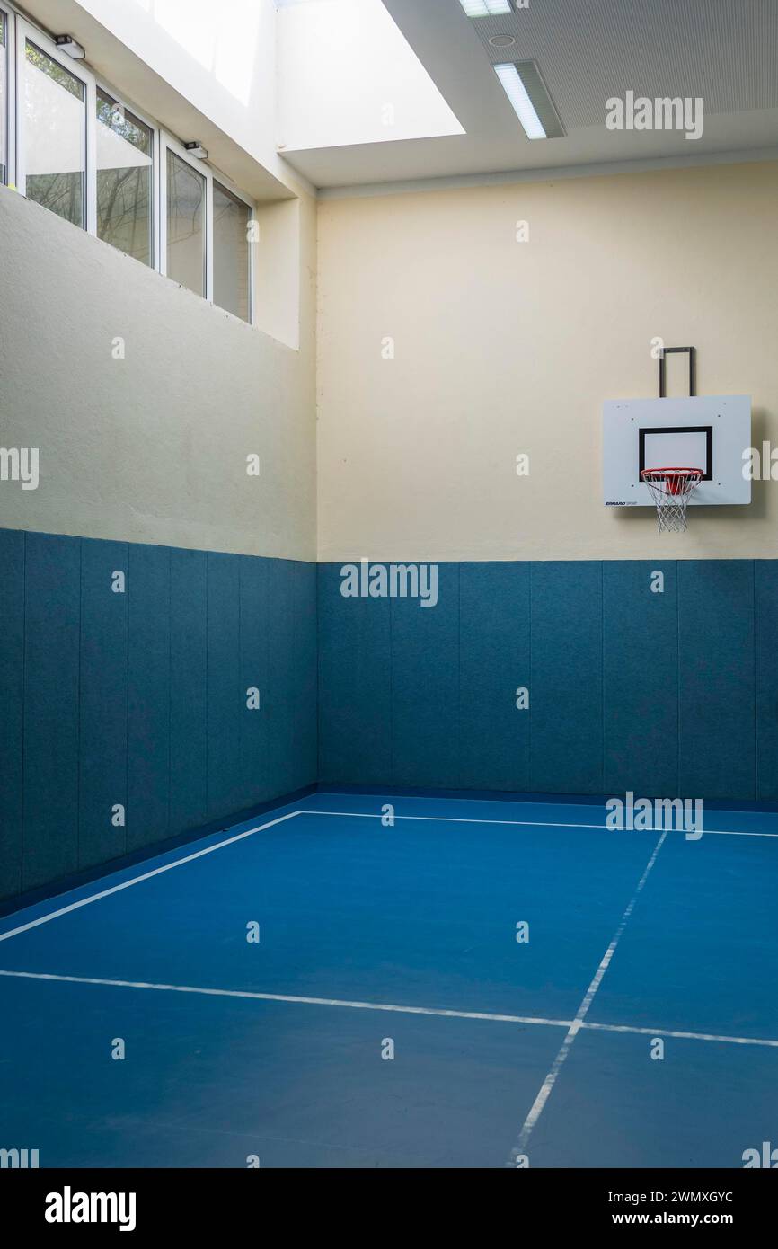Basketball hoop gym hi-res stock photography and images - Alamy