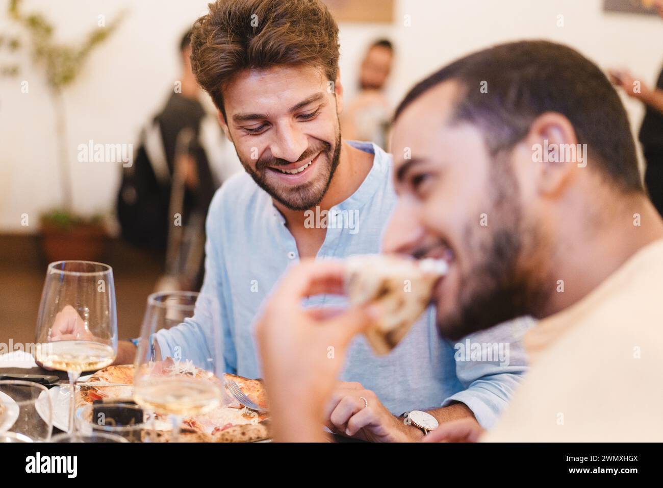 Adults at a dinner party hi-res stock photography and images - Alamy