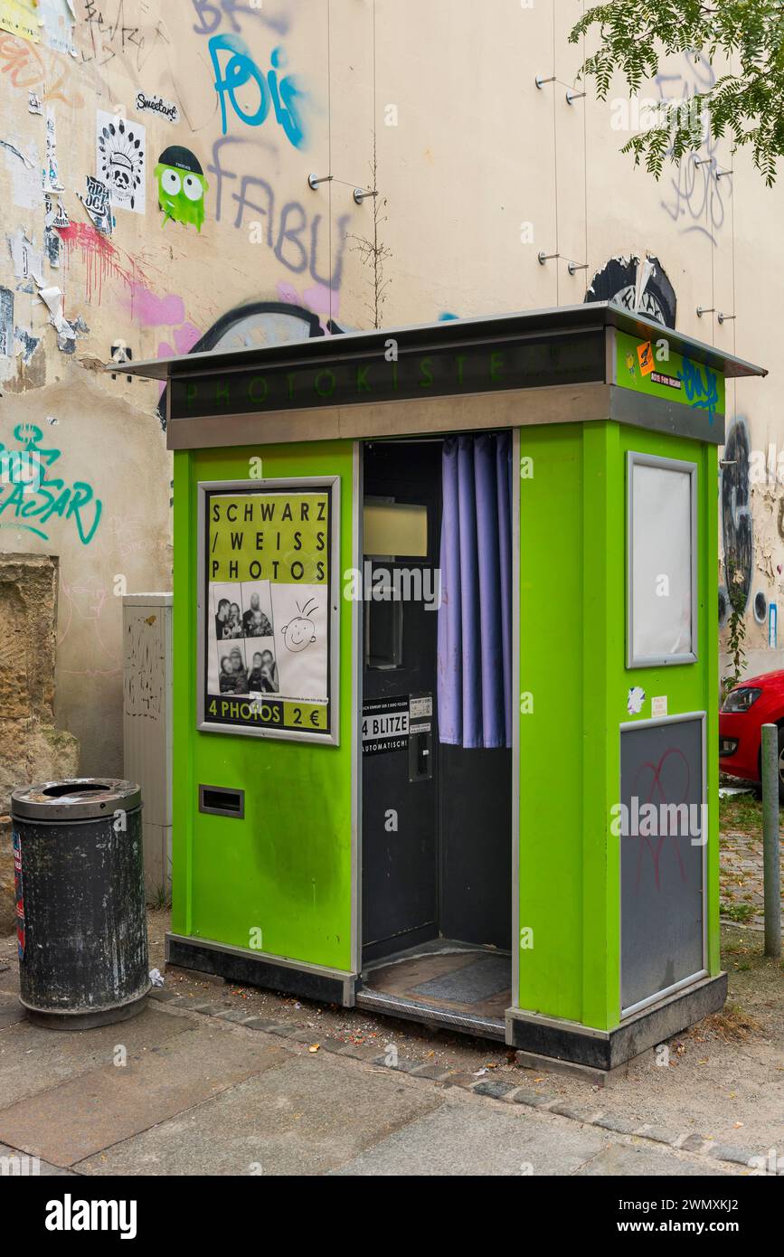 Passport photo automat hi-res stock photography and images - Alamy