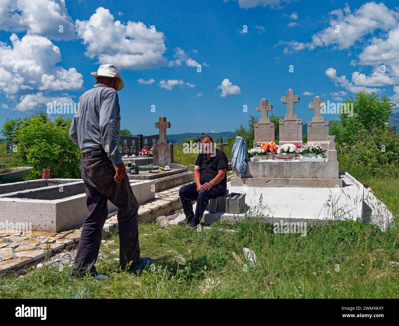Cemetery workers hi-res stock photography and images - Alamy