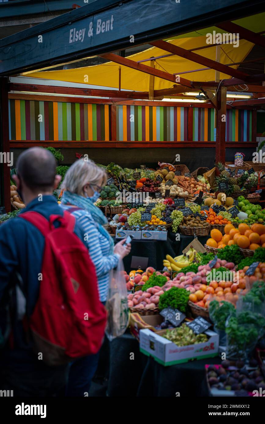 Busy borough market hi-res stock photography and images - Alamy