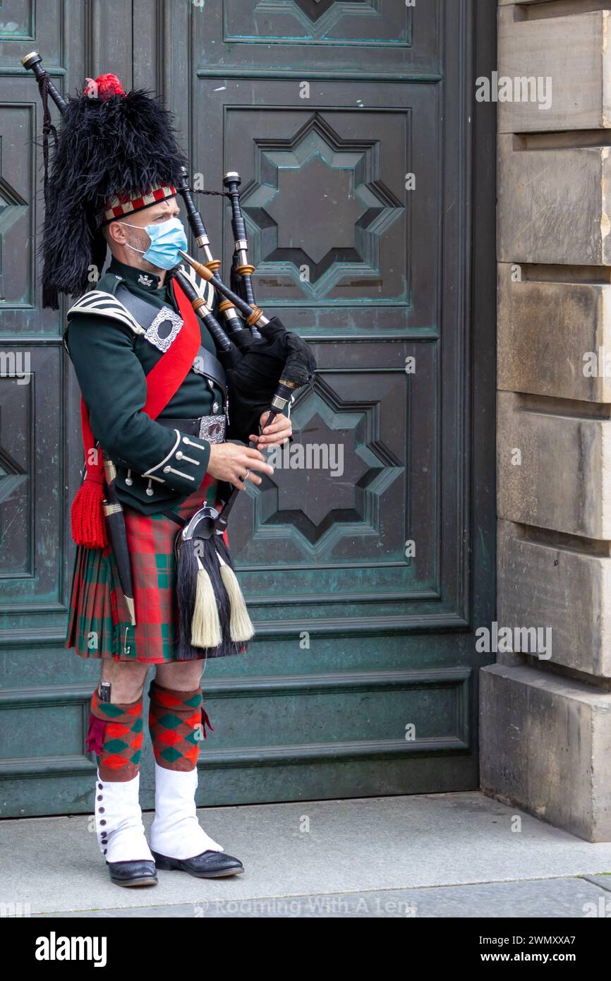 Lone bagpiper hi-res stock photography and images - Alamy