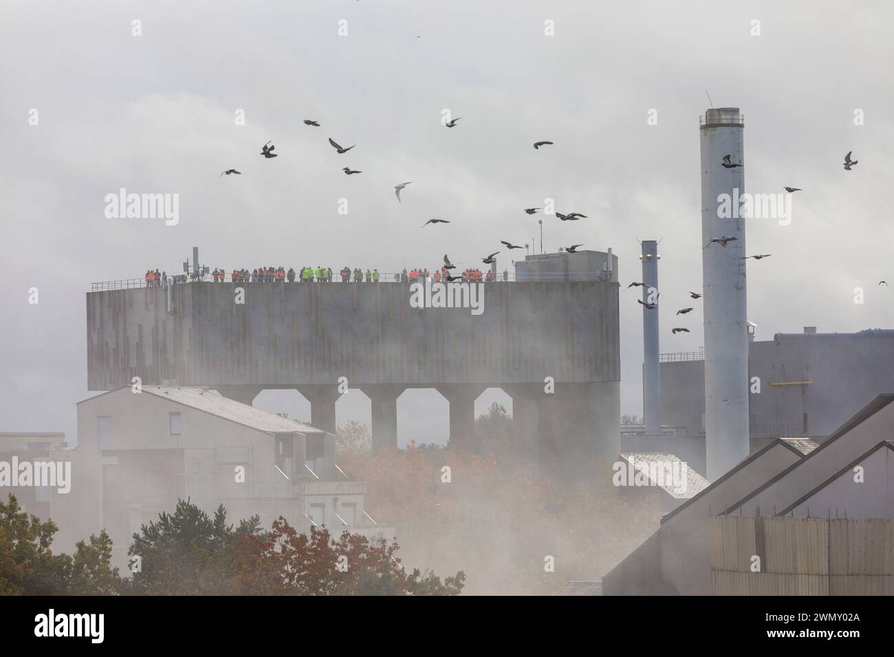 17 story building hi-res stock photography and images - Alamy