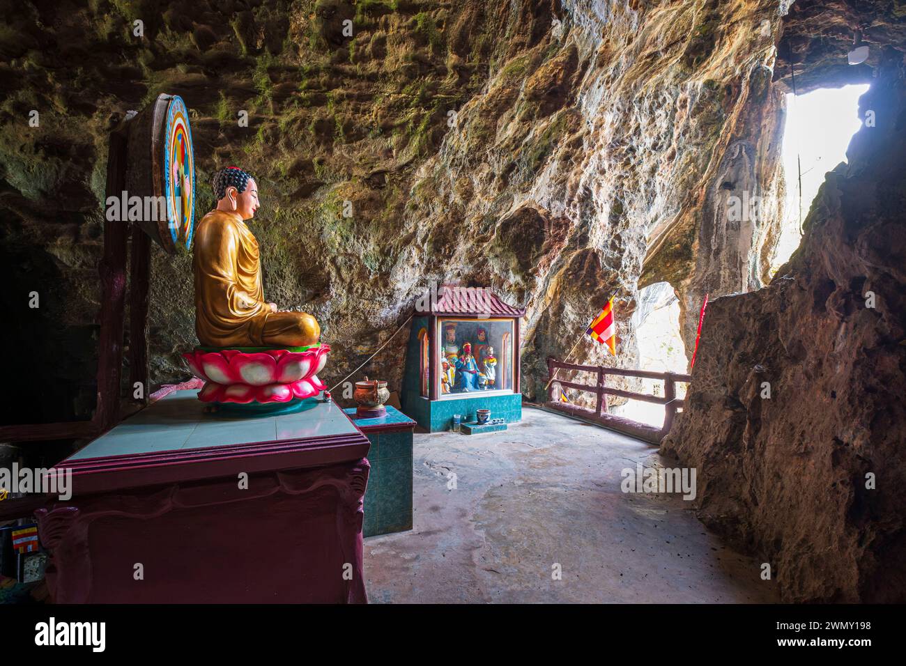 Thach dong cave hi-res stock photography and images - Alamy