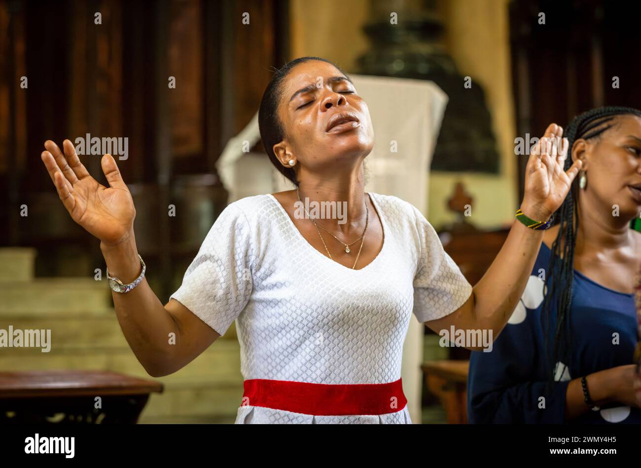 Woman sing on Sunday in the Anglican Christ Church Cathedral in Stone ...