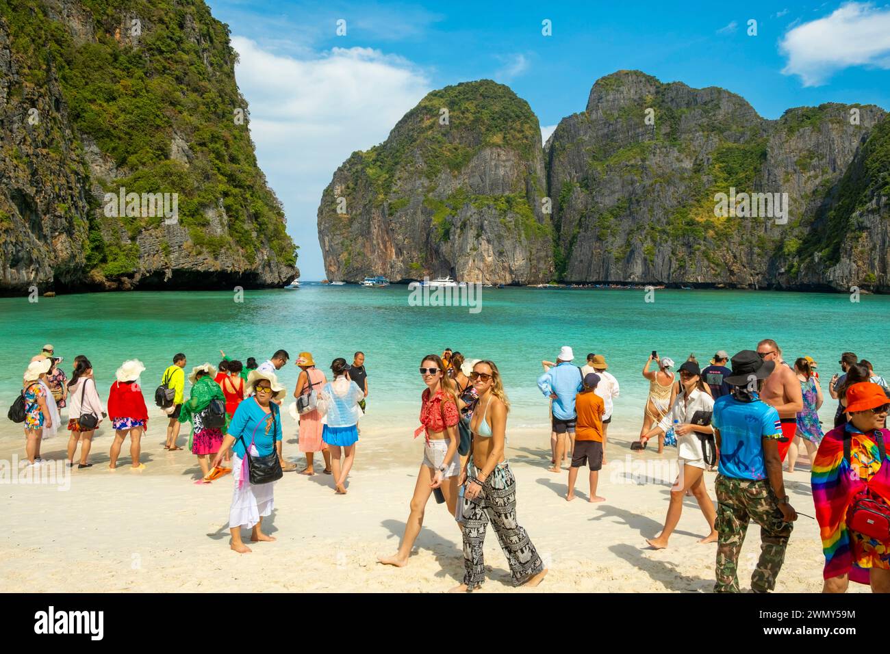 Thailand, Krabi province, Koh Phi Phi Leh island, tourists at Maya bay, ban on swimming Stock ...