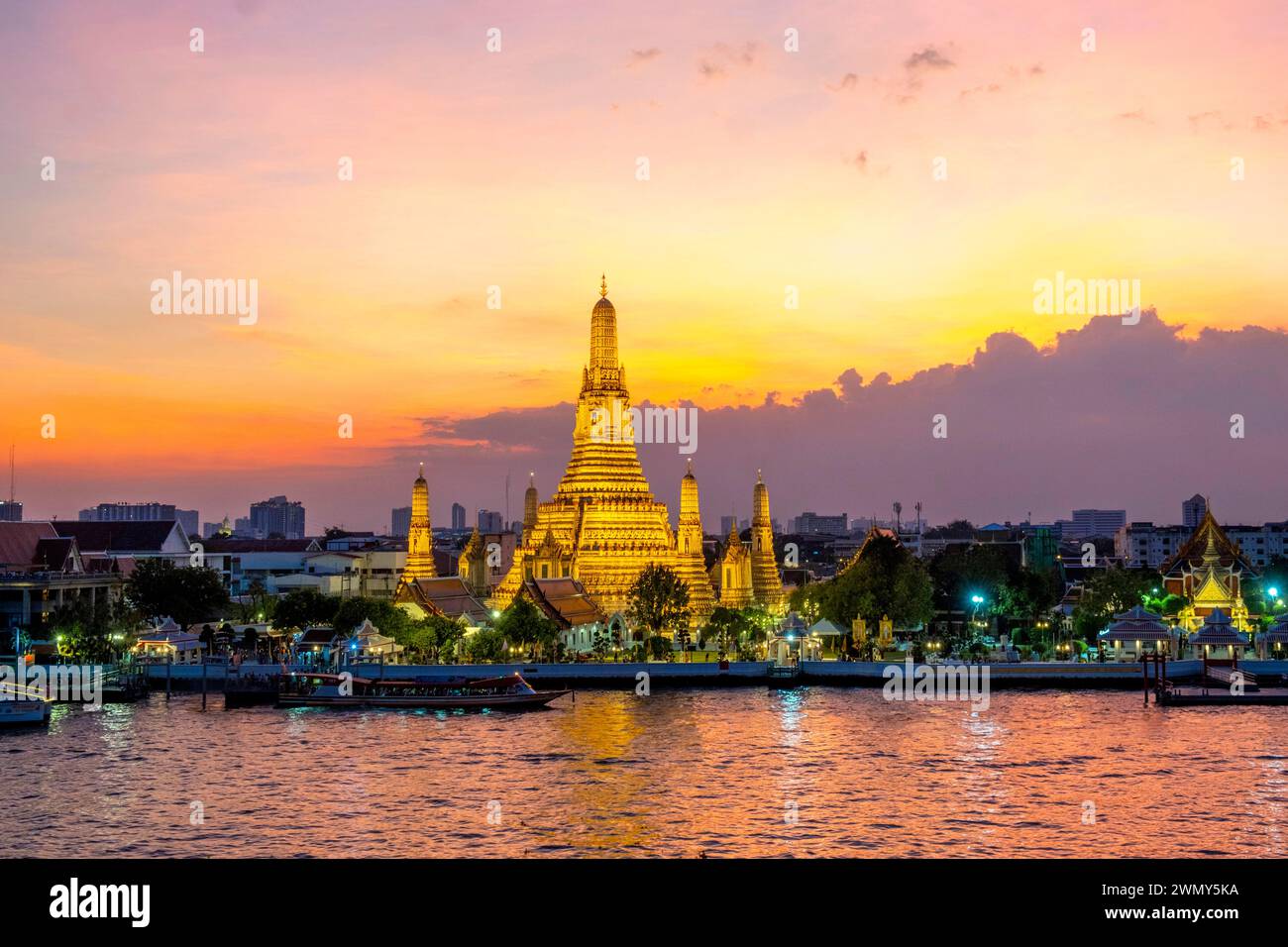 Thailand, Bangkok, sunset over Wat Arun Temple of Dawn and the Chao ...