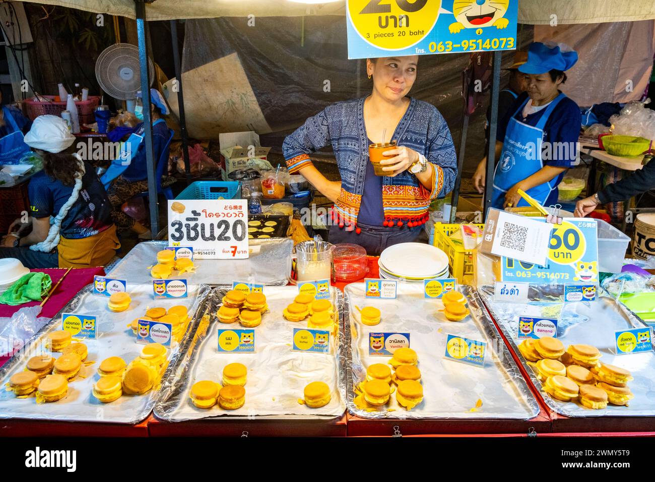 Thailand, Chiang Rai, night market, or Night Bazaar, street food stand ...