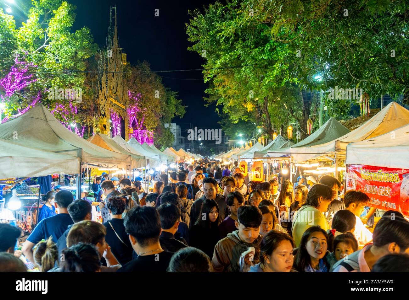 Thailand, Chiang Rai, night market, or Night Bazaar, street food stand ...