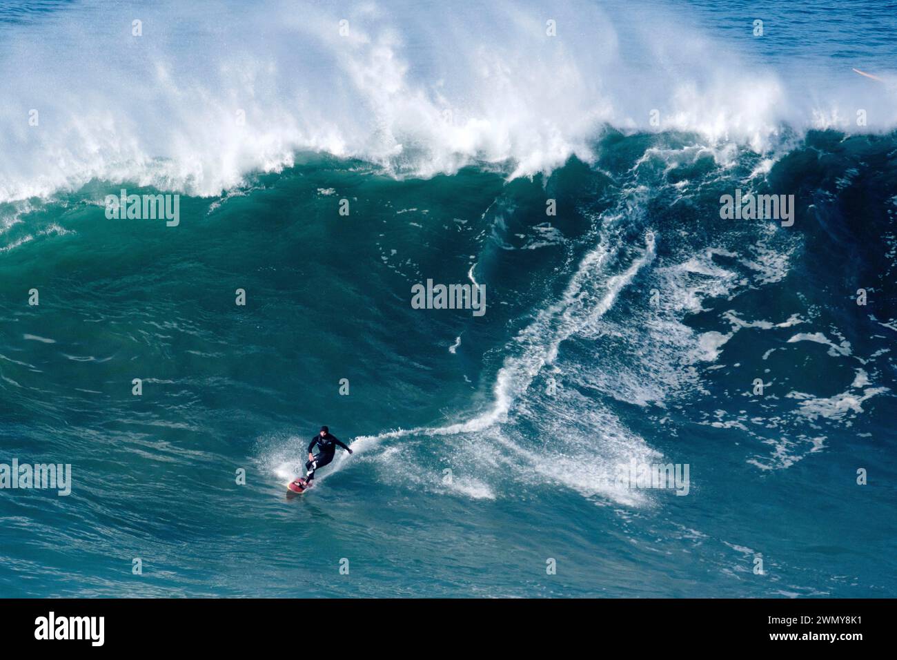 Portugal, Estremadura, Nazaré, surf on the giant waves of Nazaré Stock ...