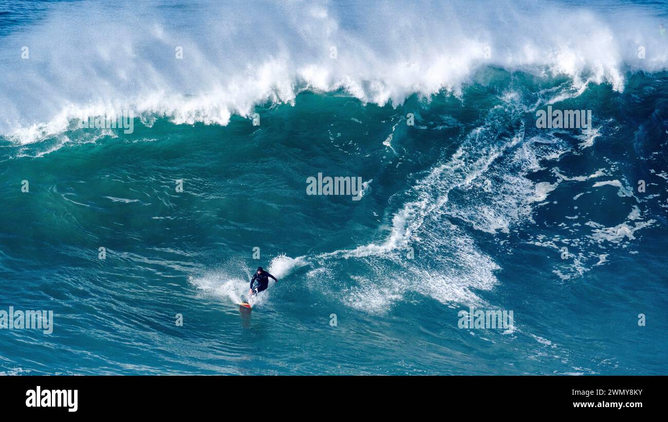 Portugal, Estremadura, Nazaré, surf on the giant waves of Nazaré Stock ...
