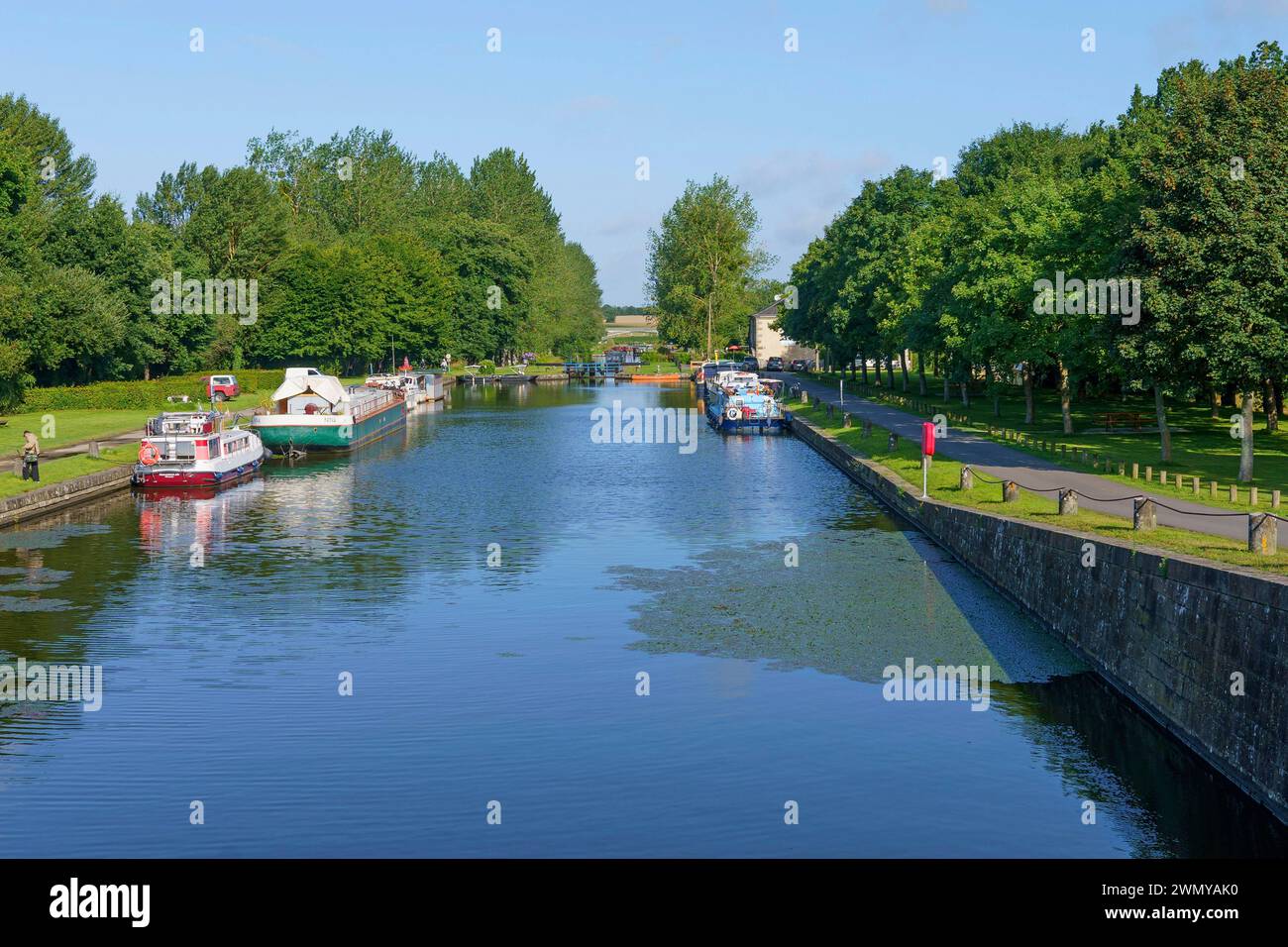 Lily barge hi-res stock photography and images - Alamy