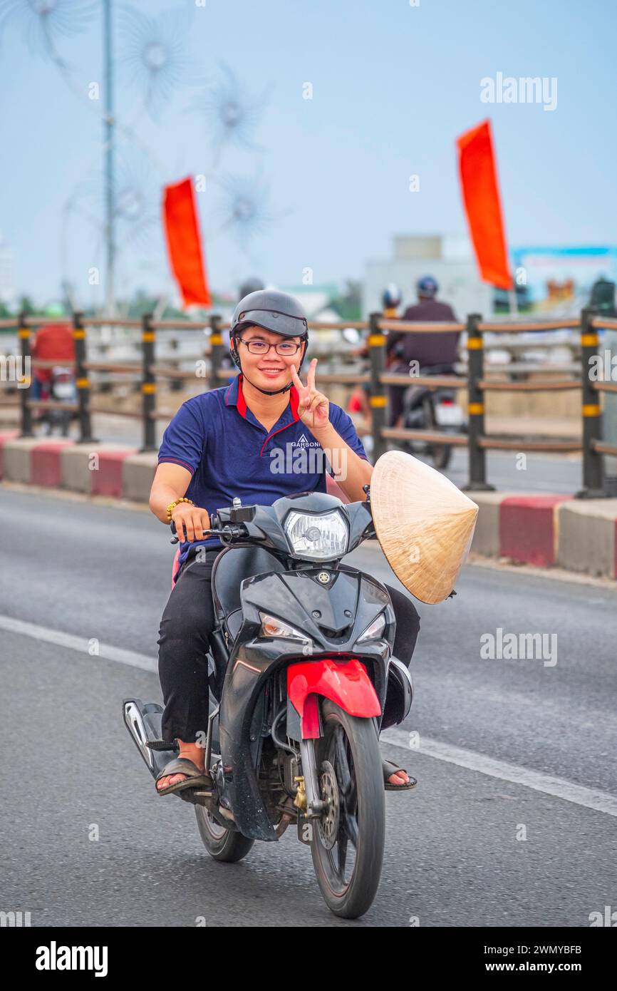 Vietnam, Mekong Delta, Cai Rang district, traffic on Cai Rang bridge ...