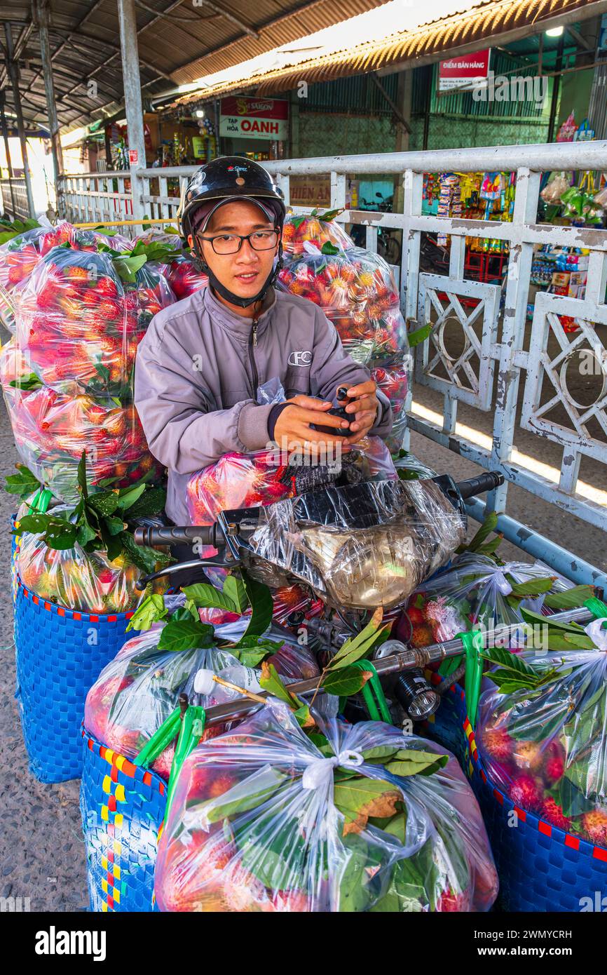 Vietnam, Mekong Delta, Vinh Long province, An Binh Island, a young man ...