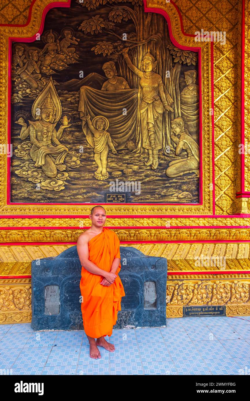 Vietnam, Mekong Delta, surroundings of Tra Vinh, young Buddist monk in Pisesaram Khmer pagoda ...