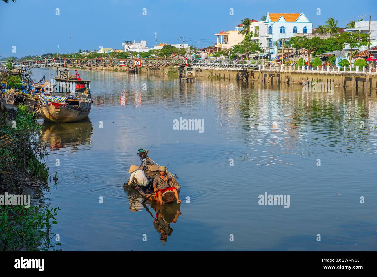 Vietnam, Mekong Delta, Tra Vinh, fishermen on the Long Binh river Stock ...