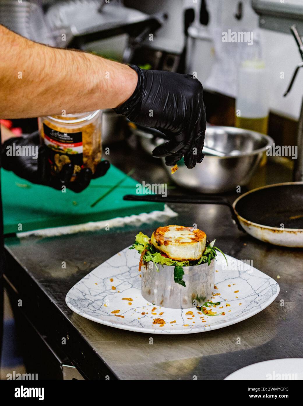 Chef plating food in commercial kitchen hi-res stock photography and ...