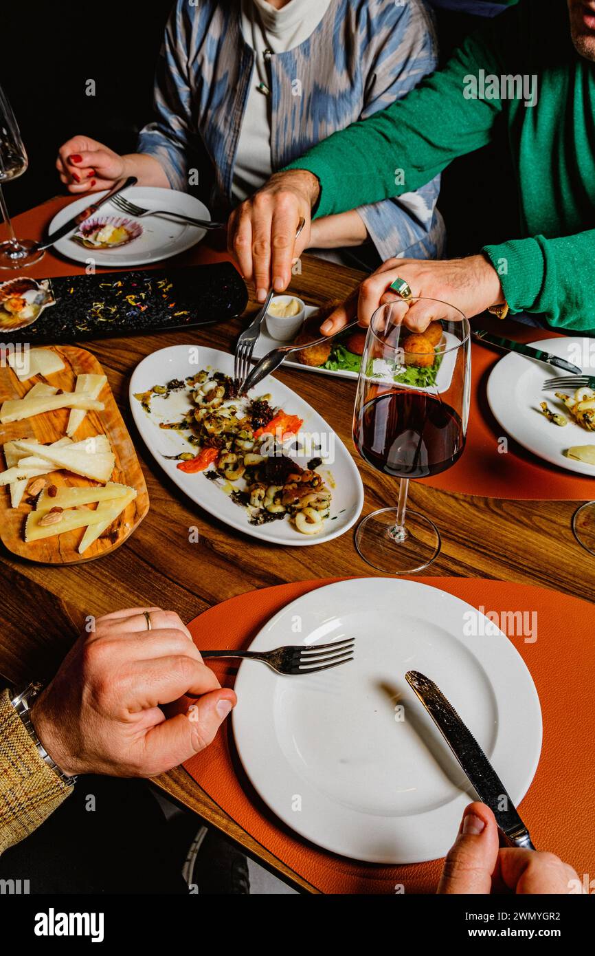 Friends around dining table hi-res stock photography and images - Alamy