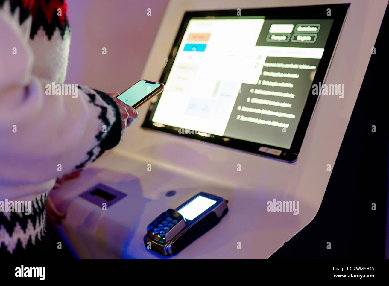 Transaction kiosk hi-res stock photography and images - Alamy