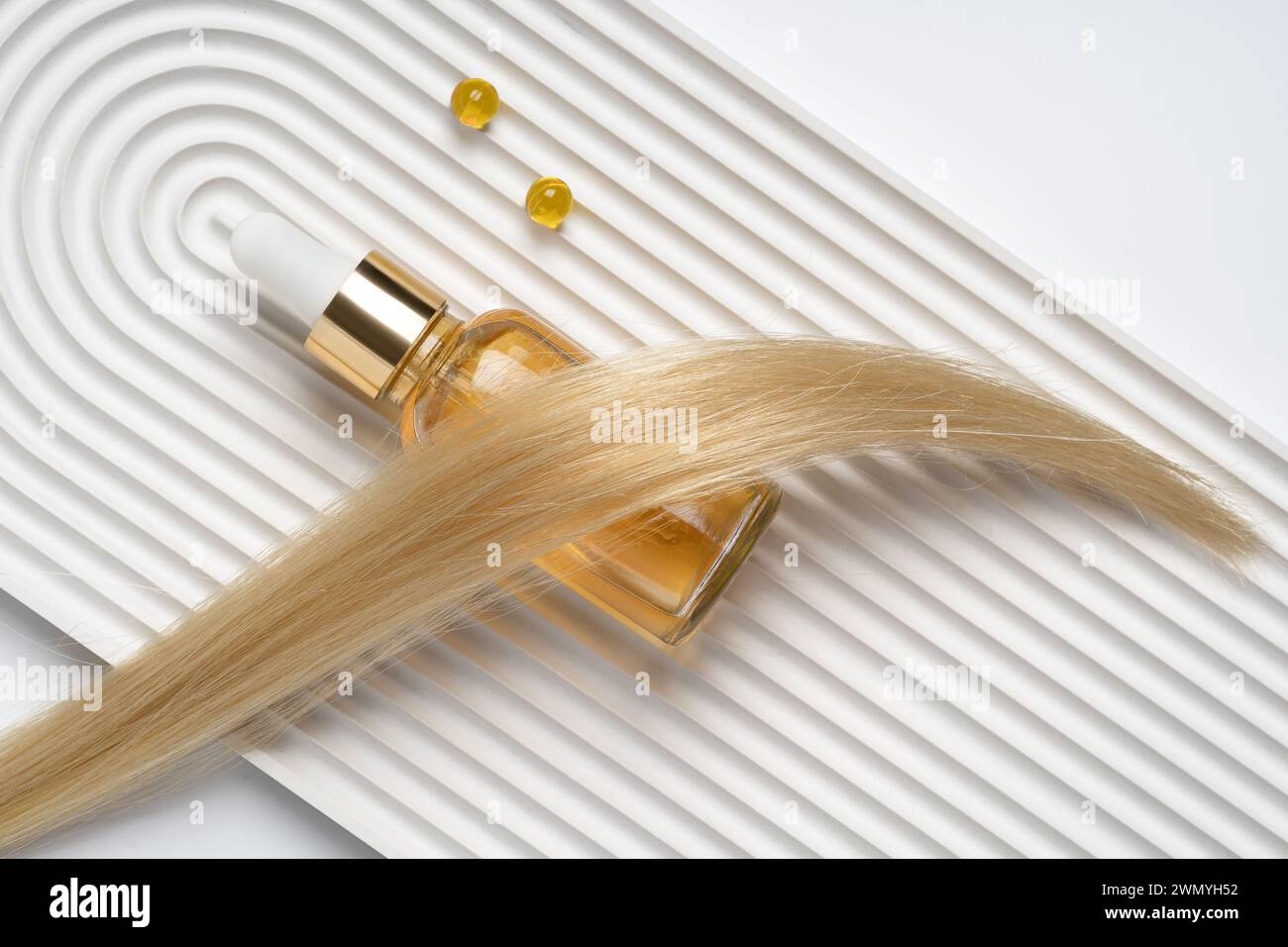 Sleek blonde hair hi-res stock photography and images - Alamy