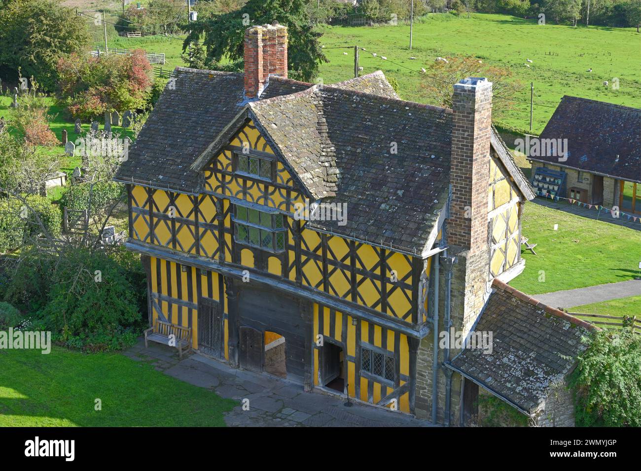 Medieval gatehouse hi-res stock photography and images - Alamy