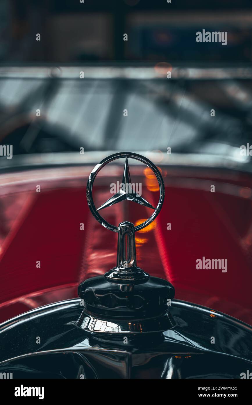 Mercedes benz badge hi-res stock photography and images - Alamy