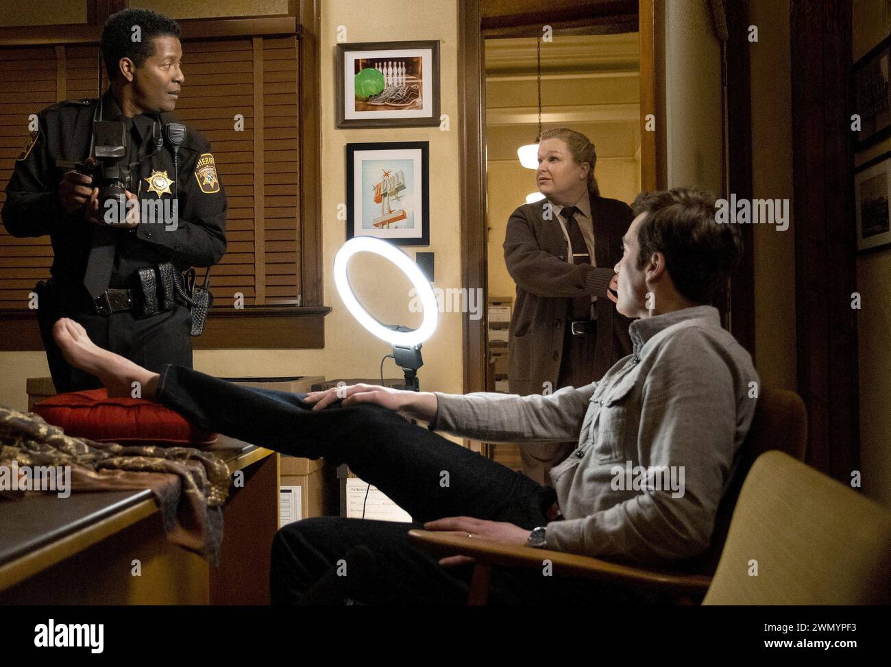 RESIDENT ALIEN, from left: Corey Reynolds, Elizabeth Bowen, Levi ...