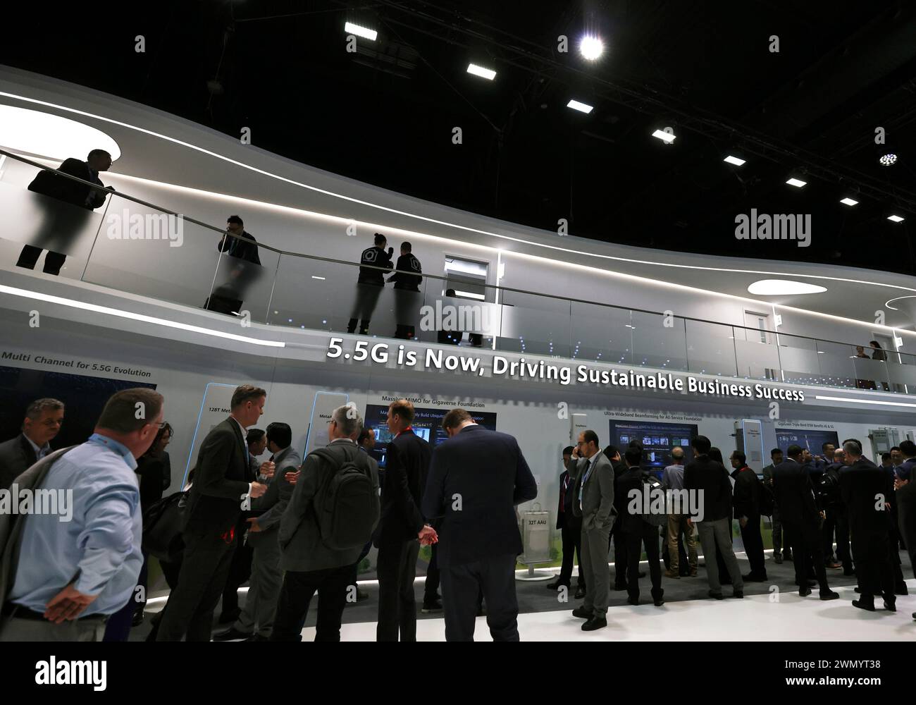 (240228) -- BARCELONA, Feb. 28, 2024 (Xinhua) -- People visit the ...