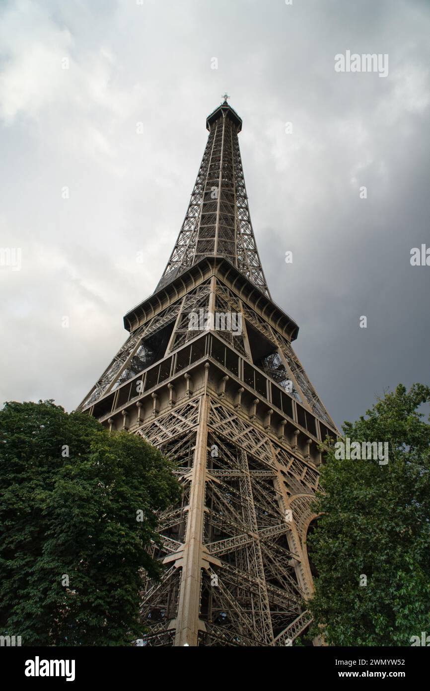 Eiffel tower backdrop hi-res stock photography and images - Alamy