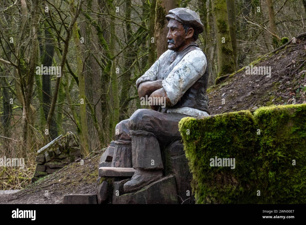 Buxton country park wooden statue Stock Photo - Alamy