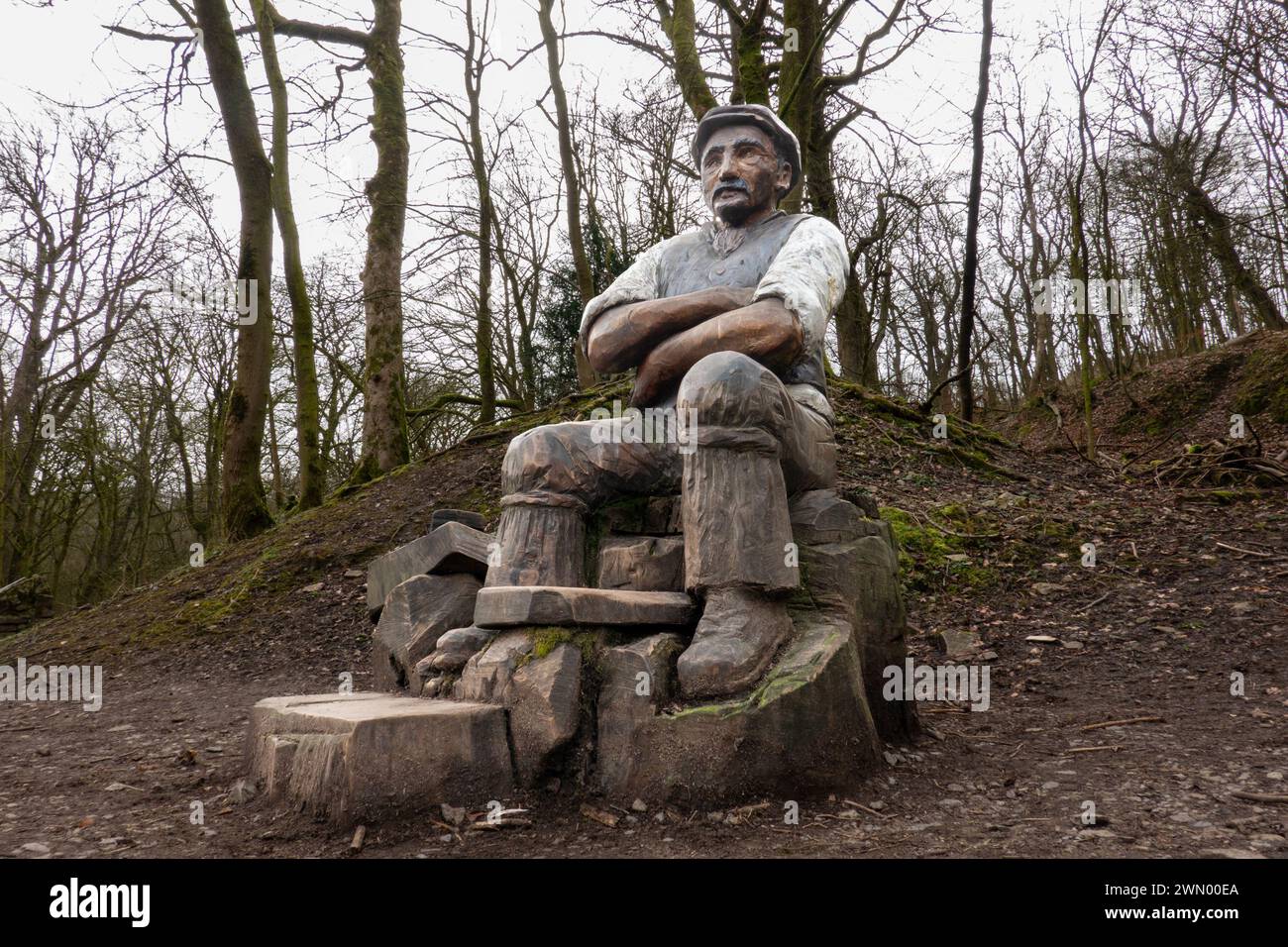 Buxton country park wooden statue Stock Photo - Alamy