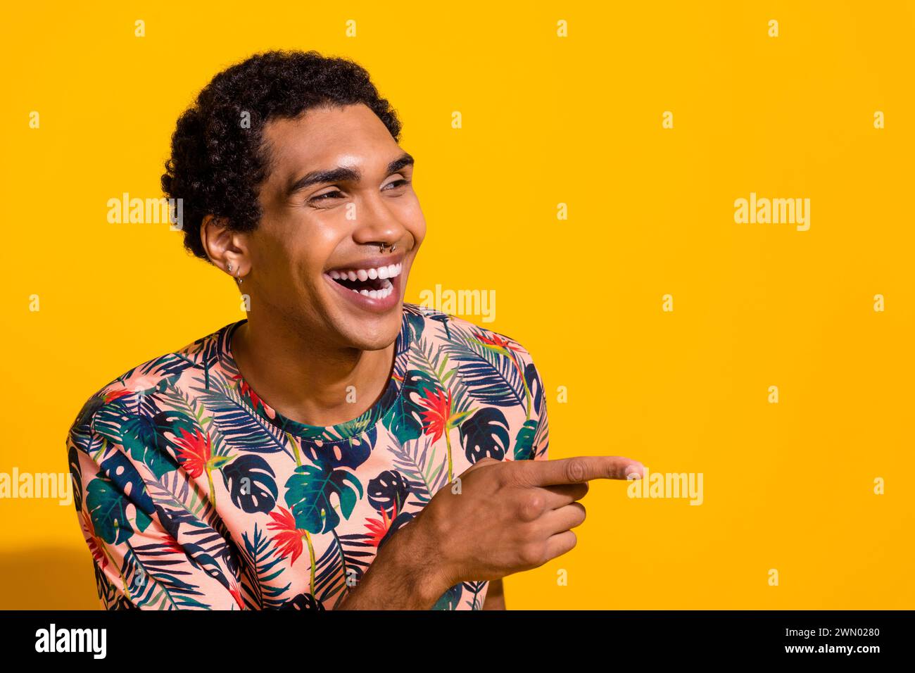 Photo of young laughing guy wearing t shirt free time at comic stand up ...