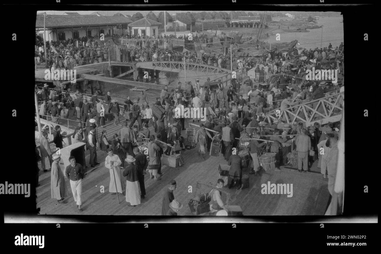 Crowded library Black and White Stock Photos & Images - Alamy