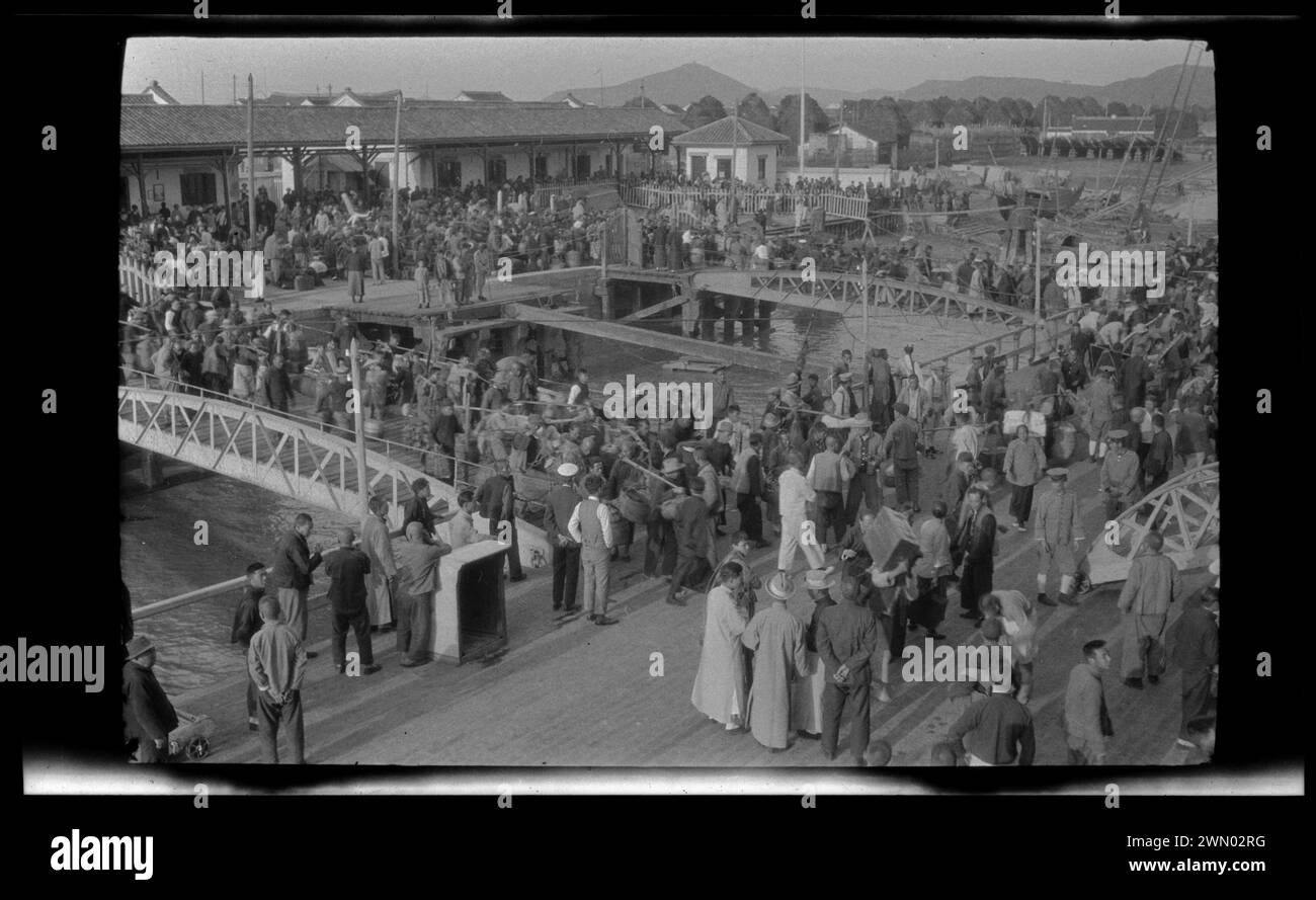 Crowded library Black and White Stock Photos & Images - Alamy
