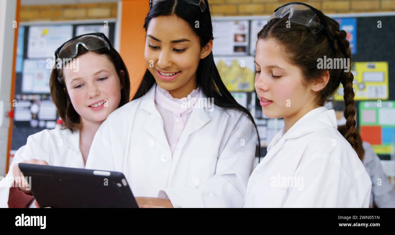 Teenage girls classroom diverse hi-res stock photography and images - Alamy