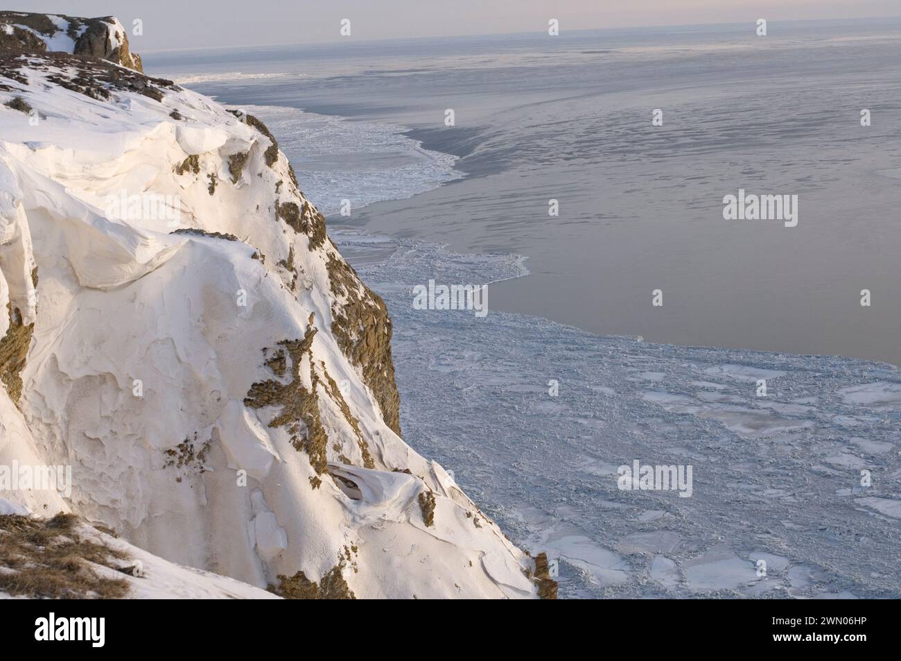 Rock shelf below cliffs hi-res stock photography and images - Alamy